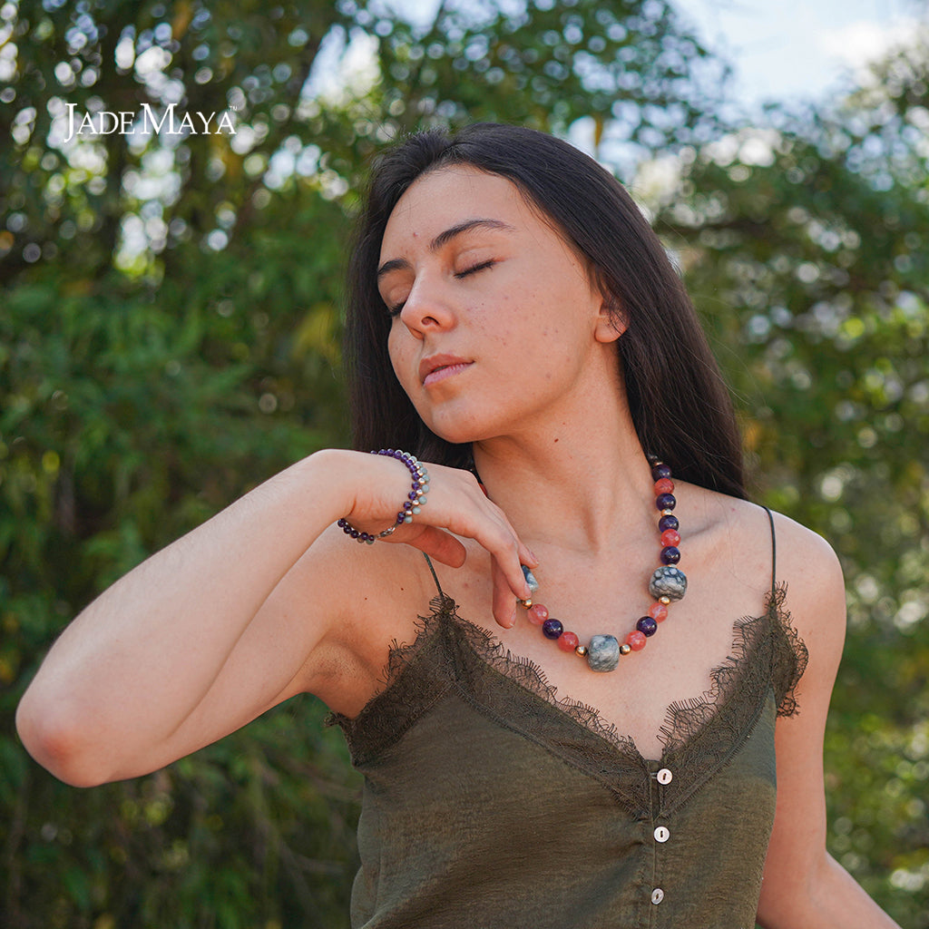 "Cómo combinar piezas de joyería de Jade Maya para crear looks elegant